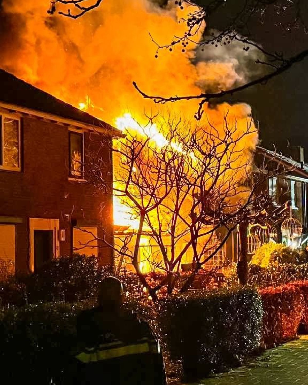 Grote brand in Elst verwoest meerdere woningen - Omroep Gelderland