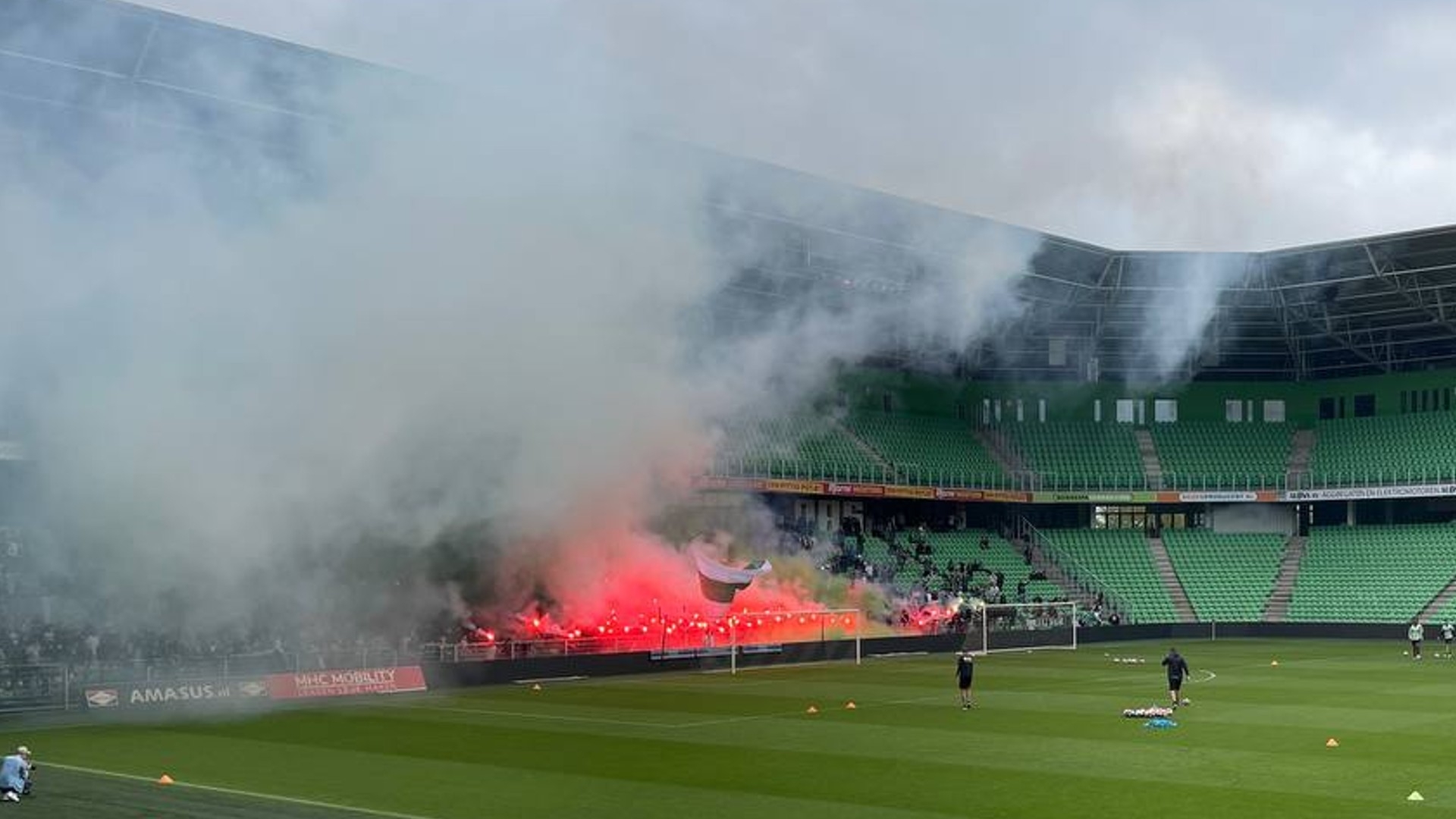 In beeld: duizenden fans en pyro bij laatste trainingen in Groningen en ...