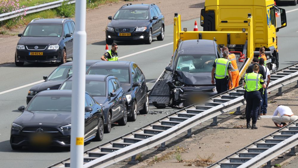 Snelweg afgesloten: vijf auto's botsen op elkaar op A4 - Omroep West