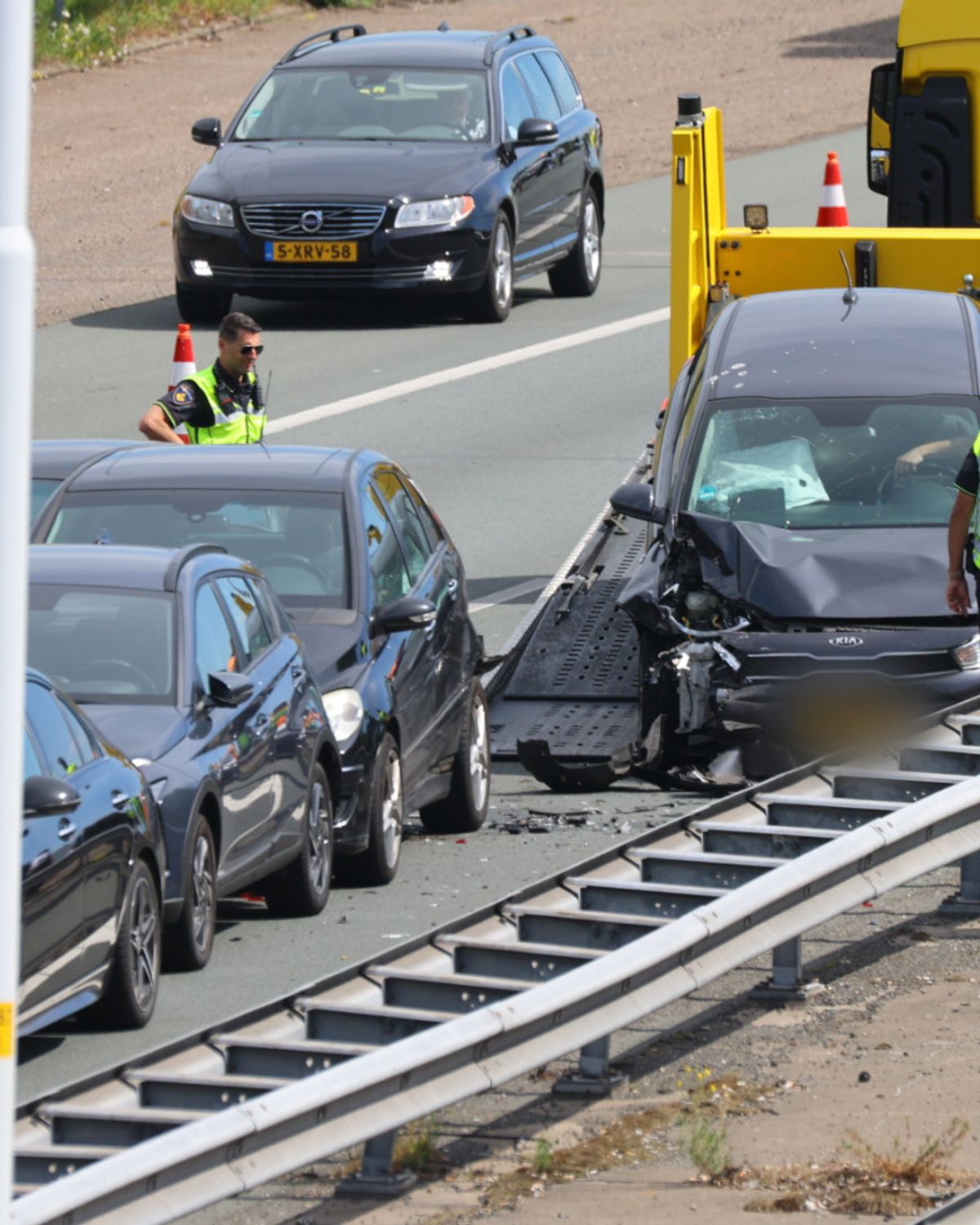 Snelweg afgesloten: vijf auto's botsen op elkaar op A4 - Omroep West