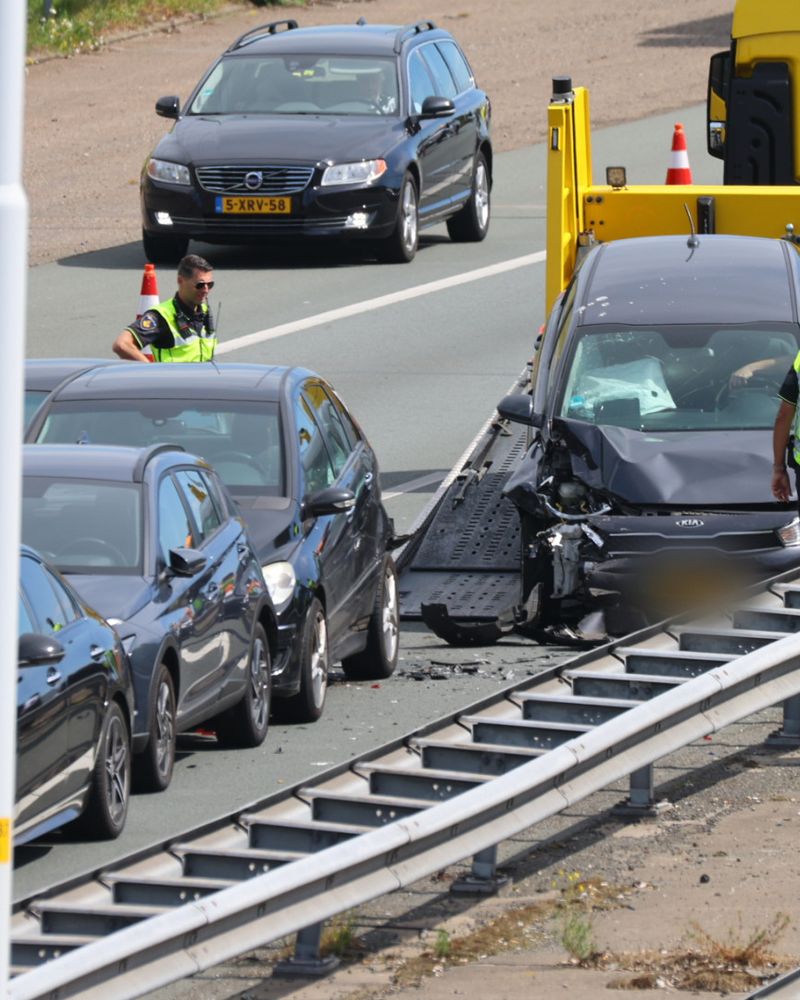 Snelweg afgesloten: vijf auto's botsen op elkaar op A4 - Omroep West
