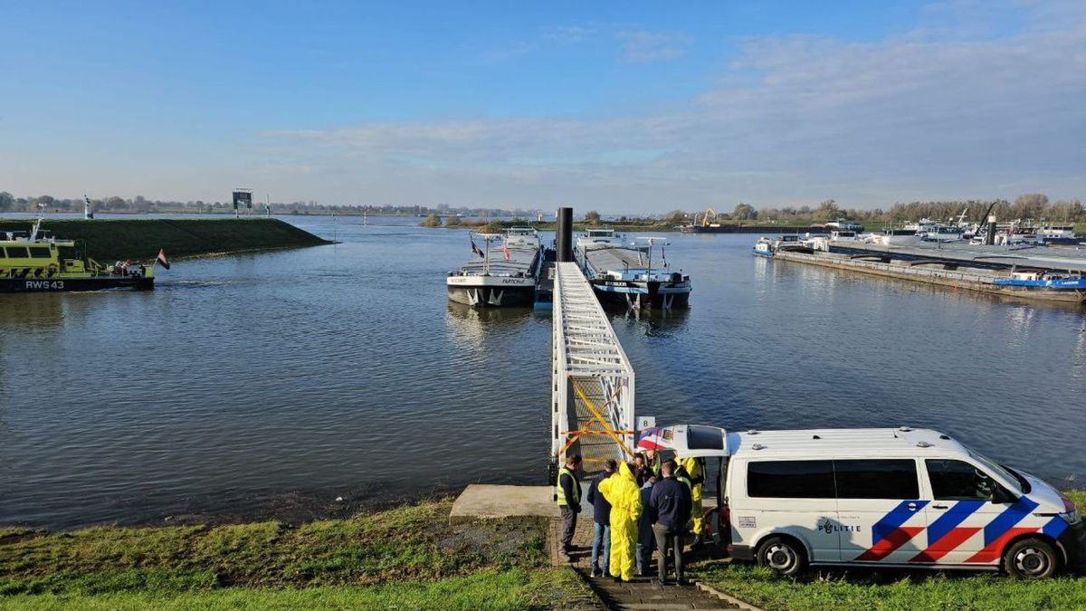 Giftige stof op schepen, bemanning van boord gehaald - Omroep Gelderland