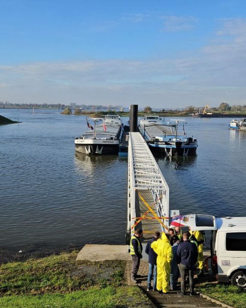 Giftige stof op schepen, bemanning van boord gehaald - Omroep Gelderland