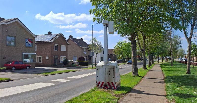 Opnieuw brand bij mobiele flitspaal: politie start onderzoek - L1 Nieuws