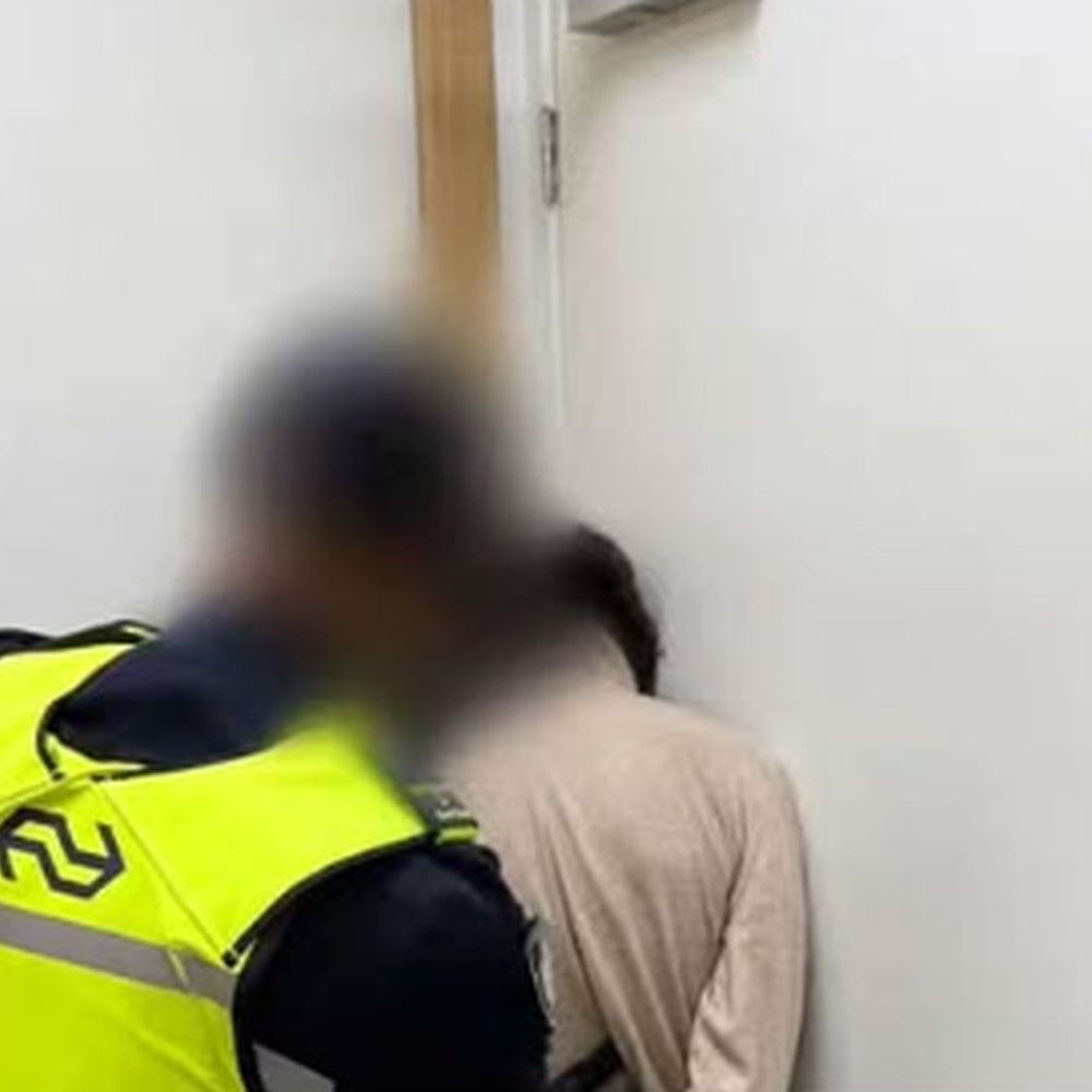 Man bespuugt NS-medewerker, plast in broek en slaat zijn hoofd tegen ...