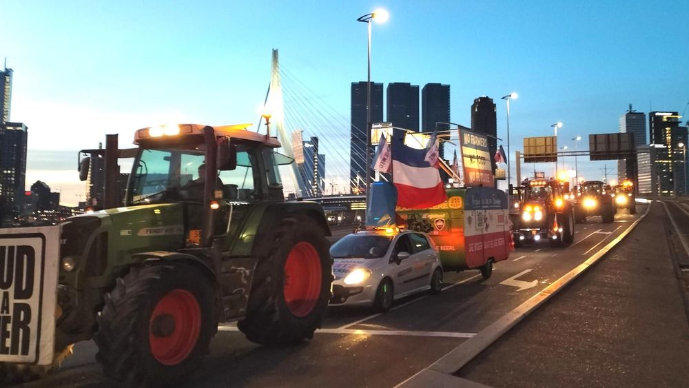 VIDEO: Boeren trekken over Erasmusbrug naar Den Haag voor protestactie ...