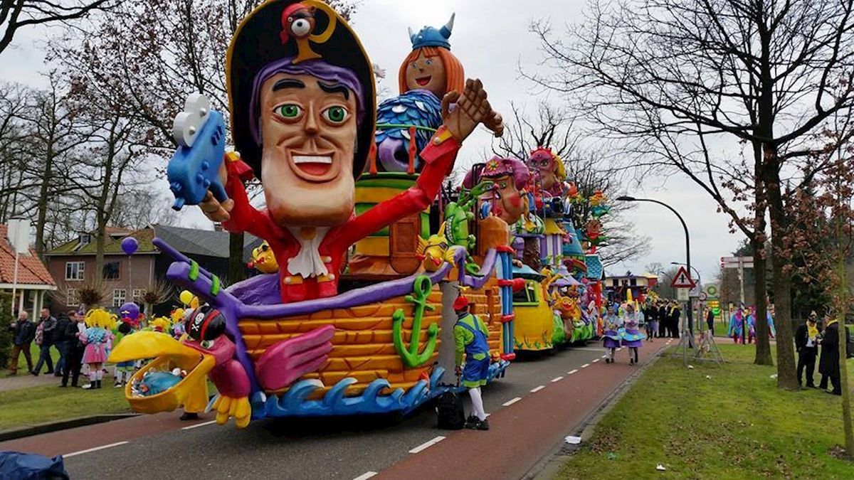 Eerste prijs voor praalwagen Greune Köttelpeerkes in optocht Denekamp, de uitslag - Oost