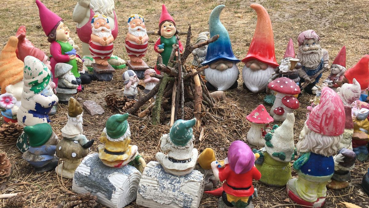 Kabouterdorp in ere hersteld na slagveld: 'Waar een klein dorp groot in ...