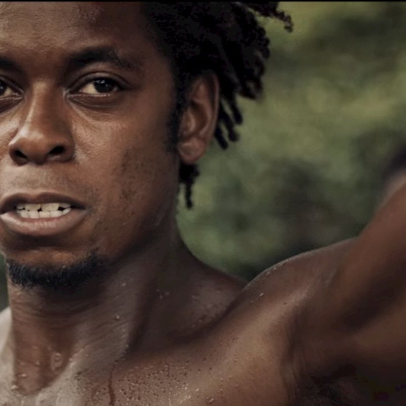 Rapper Typhoon kruipt in zijn nieuwe videoclip in de huid van een slaaf ...