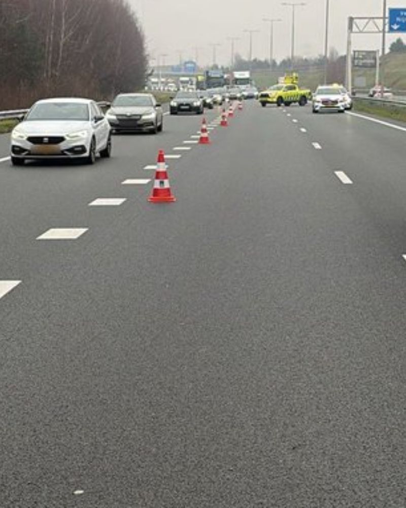 Twee rijstroken van A73 kort afgesloten door ongeval met drie auto's ...