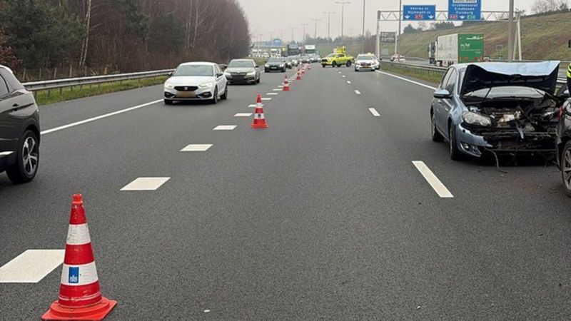 Twee rijstroken van A73 kort afgesloten door ongeval met drie auto's ...