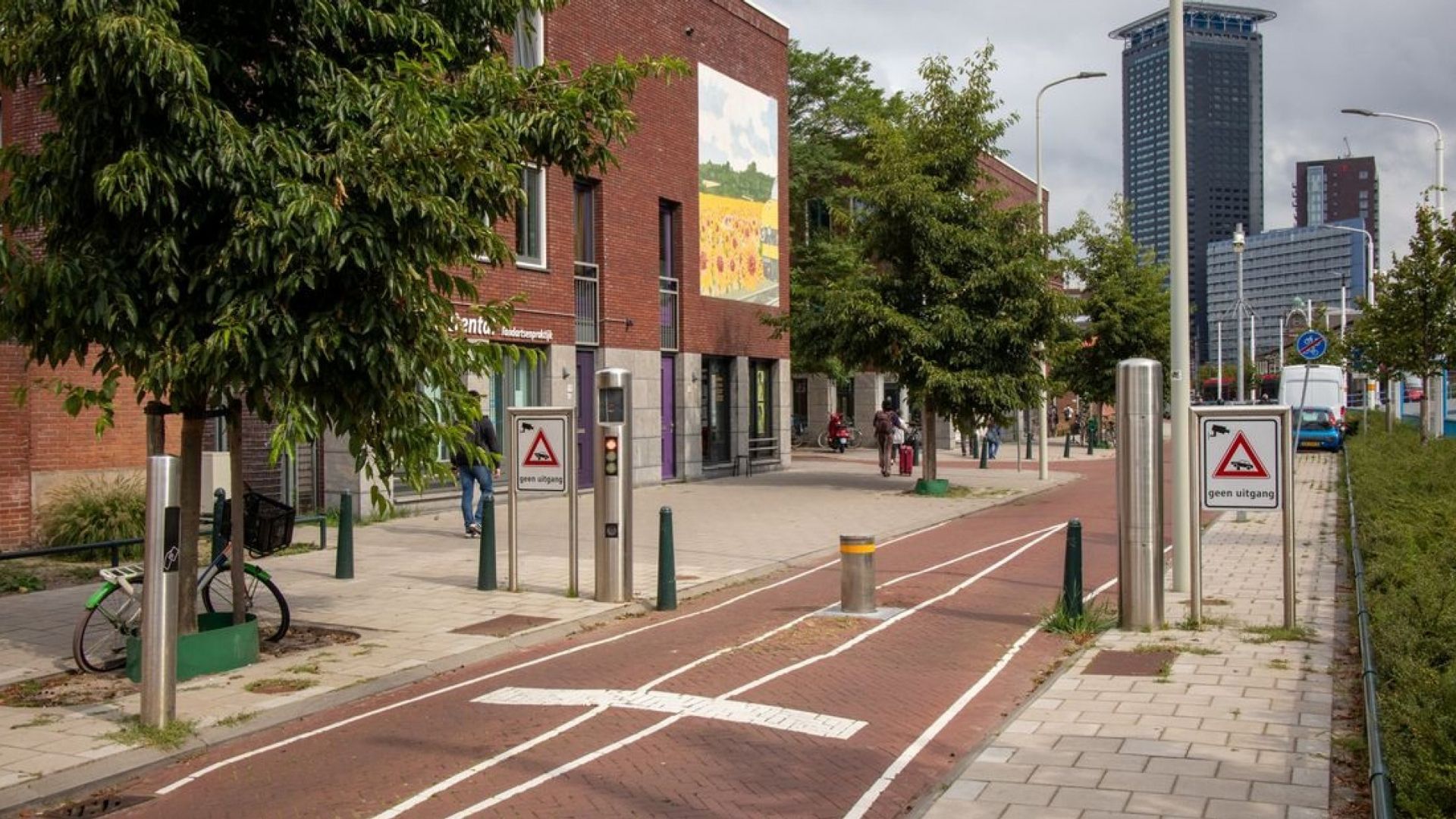 Alle pollers in Den Haag verdwijnen en maken plaats voor camera's ...