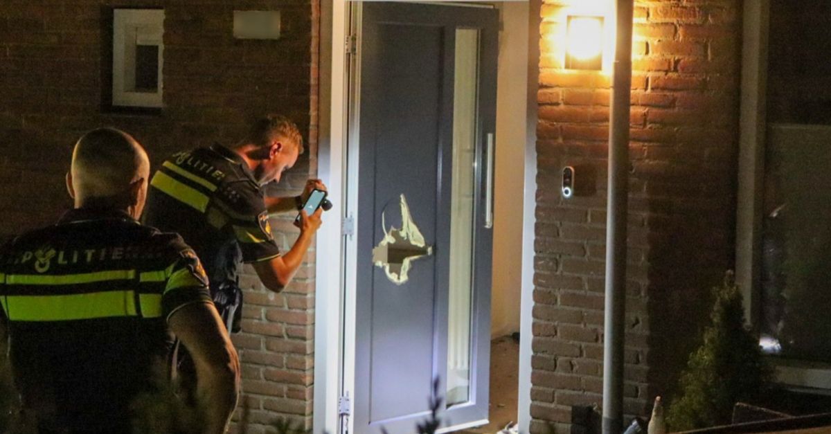 Bewoner gewond en groot gat in deur na explosie - Rijnmond