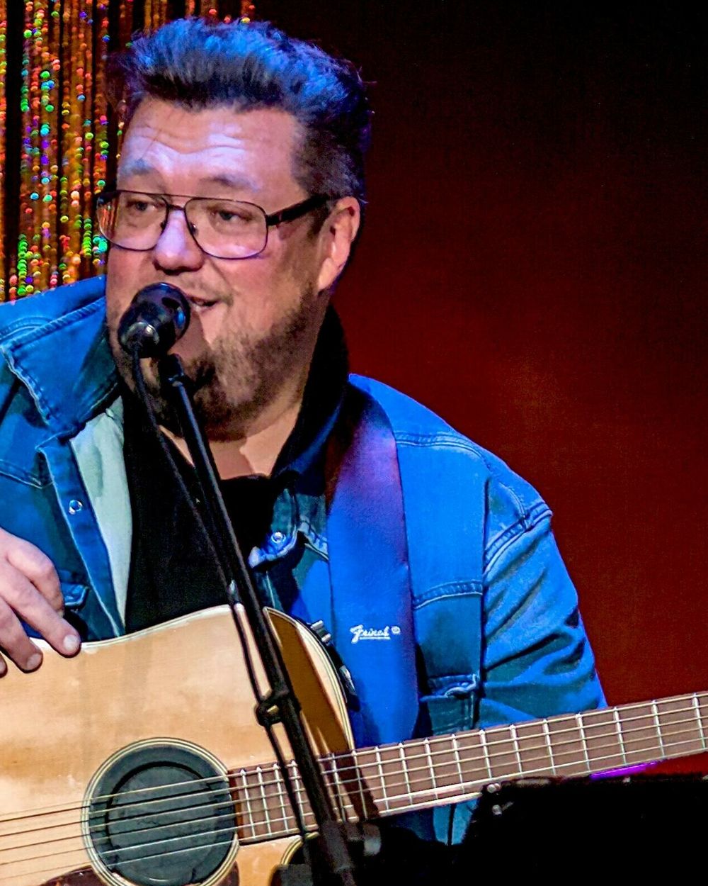 Valthermonder Gunhar Koops (52) schreef in hartje zomer een kersthit in ...