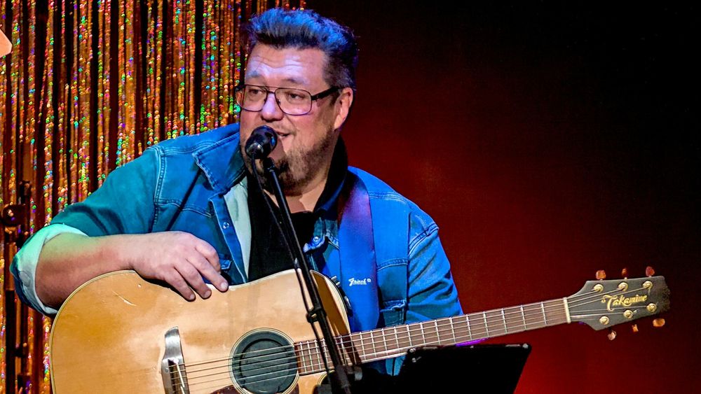 Valthermonder Gunhar Koops (52) schreef in hartje zomer een kersthit in ...