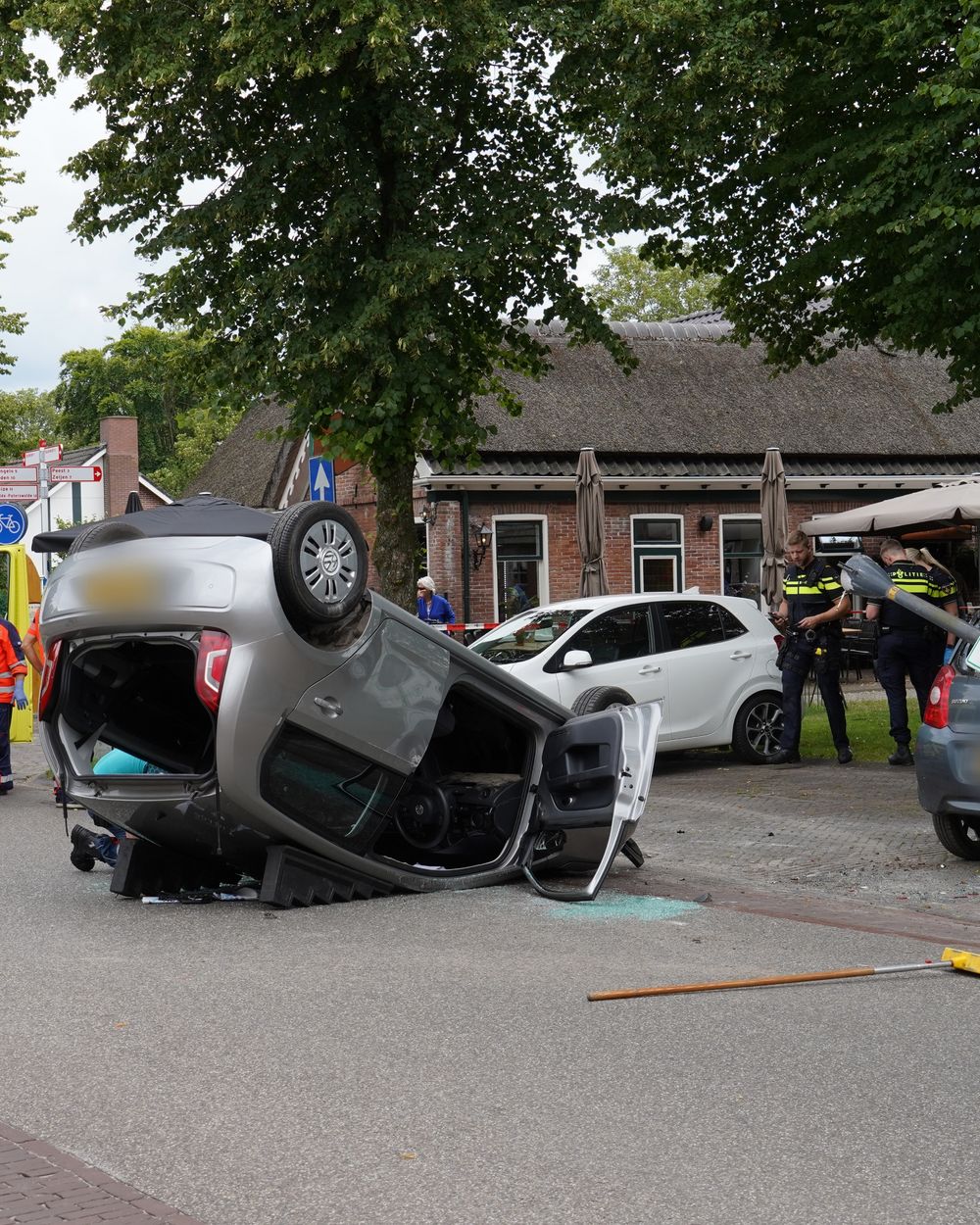 Auto op de kop in Norg, gewonde naar ziekenhuis - RTV Drenthe