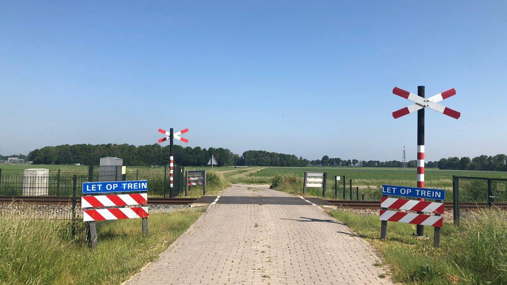 Vier onbewaakte spoorwegovergangen blijven langer onbewaakt dan gepland ...