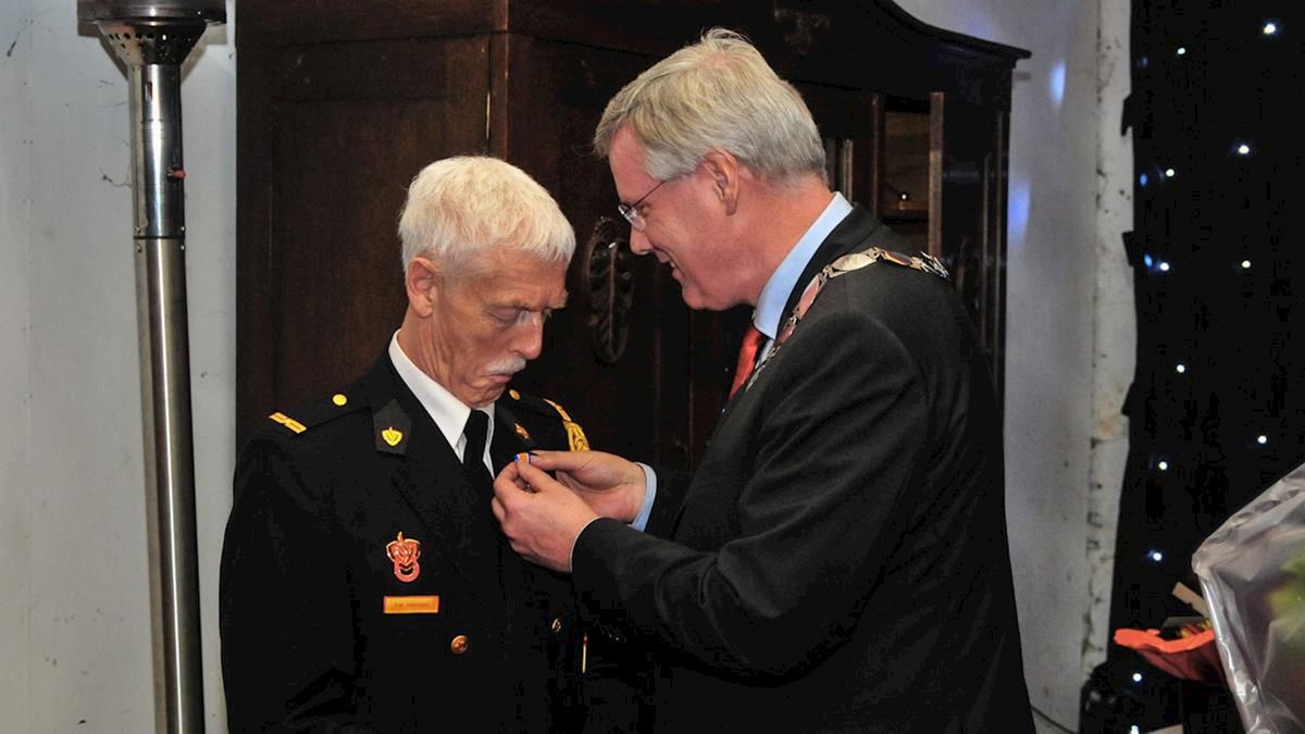 Bevelvoerder brandweer Deventer onderscheiden: lintje voor Frank Hamman ...