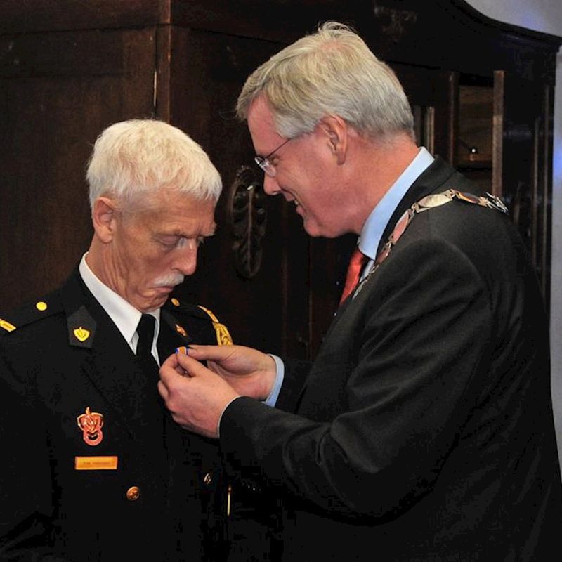 Bevelvoerder brandweer Deventer onderscheiden: lintje voor Frank Hamman ...