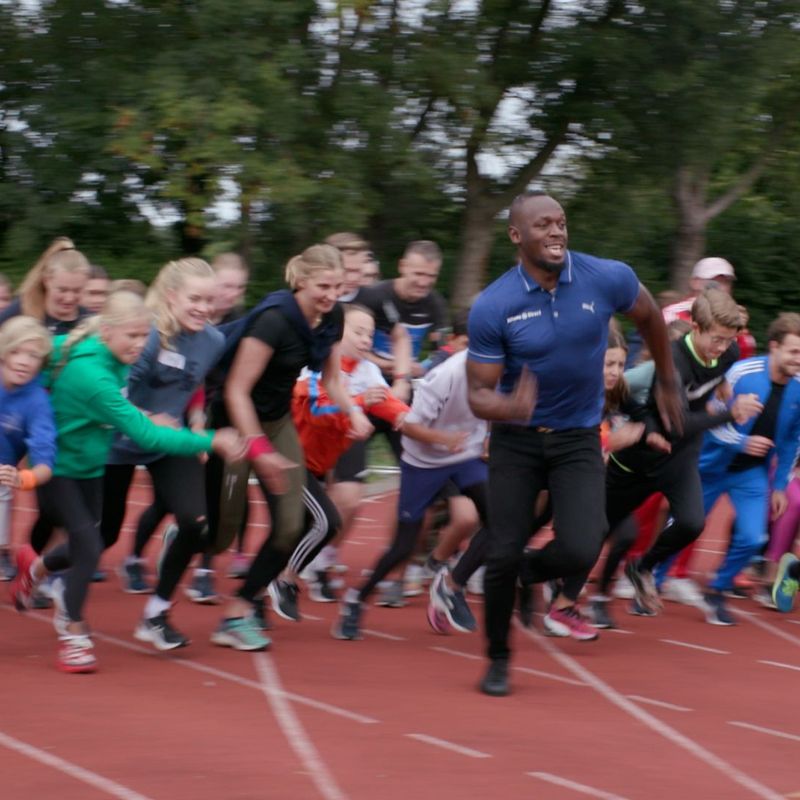 Snelste man ter wereld Usain Bolt sport met kinderen in Utrecht ...