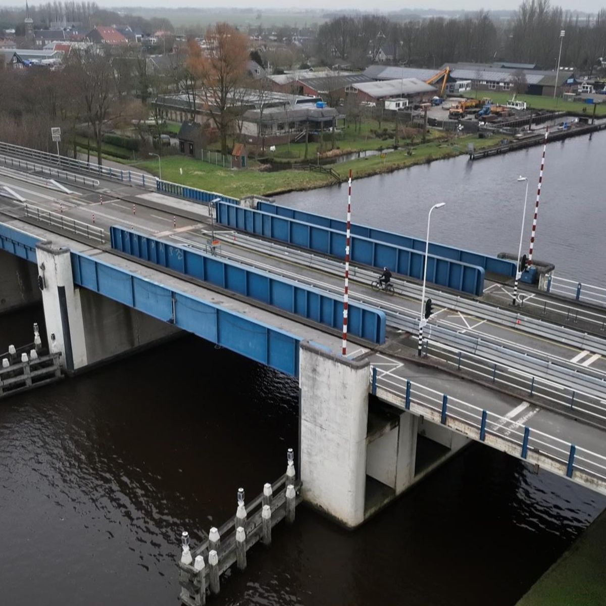 Met tijdelijke, vaste brug wordt Uitwellingerga weer verbonden - Omrop ...