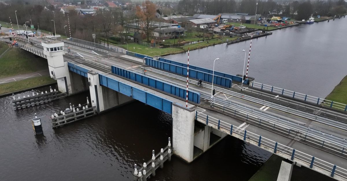 Met tijdelijke, vaste brug wordt Uitwellingerga weer verbonden - Omrop ...