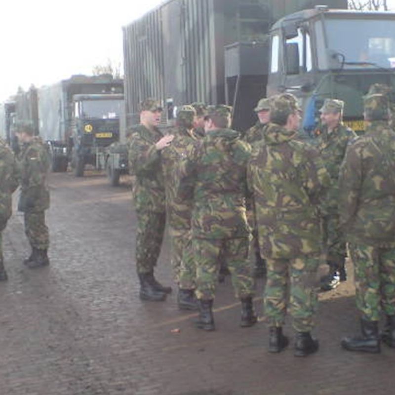 Militaire colonne op doorreis - Oost