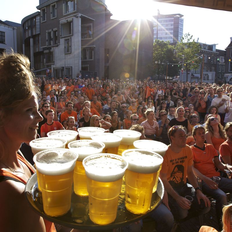 Oranje kijken in de kroeg, op een plein of toch liever thuis? - RTV Utrecht