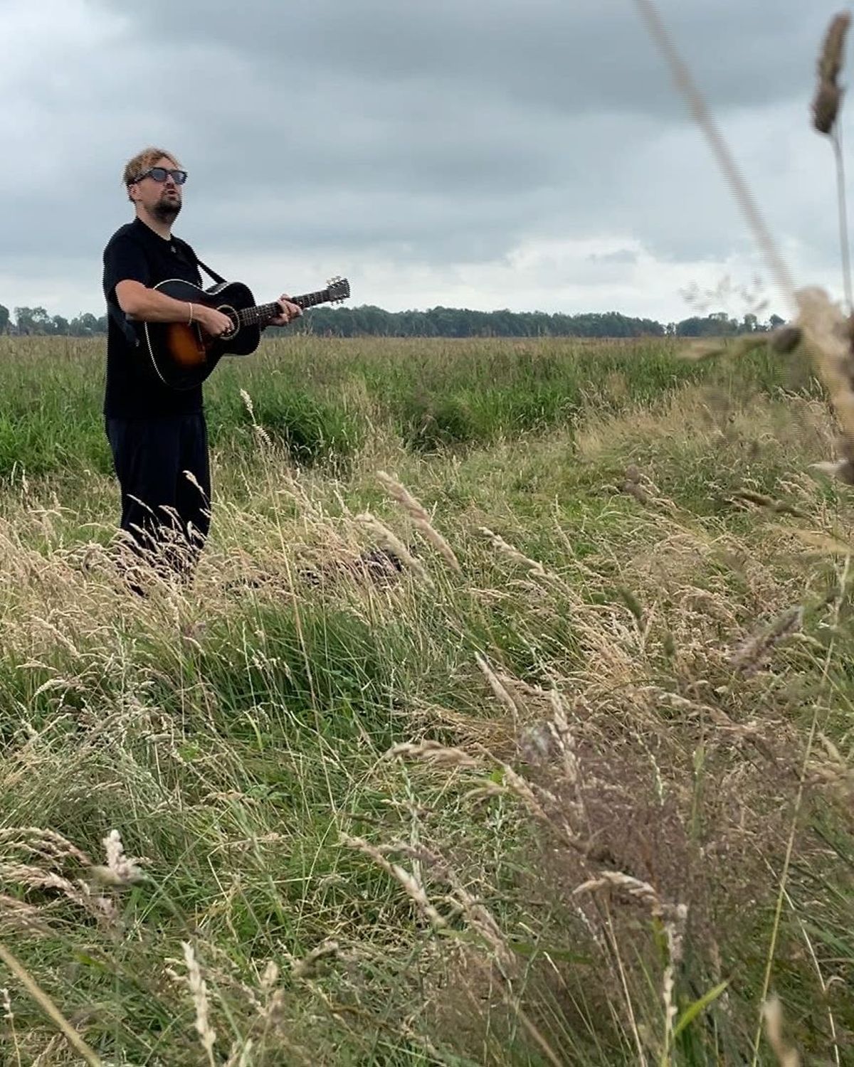 Het Hunzedal was vandaag voor even het podium van singer-songwriter Tim ...