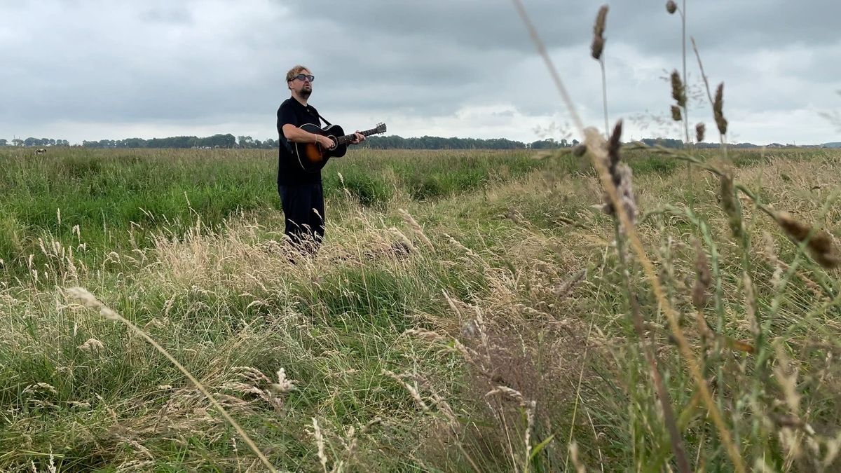 Het Hunzedal was vandaag voor even het podium van singer-songwriter Tim ...