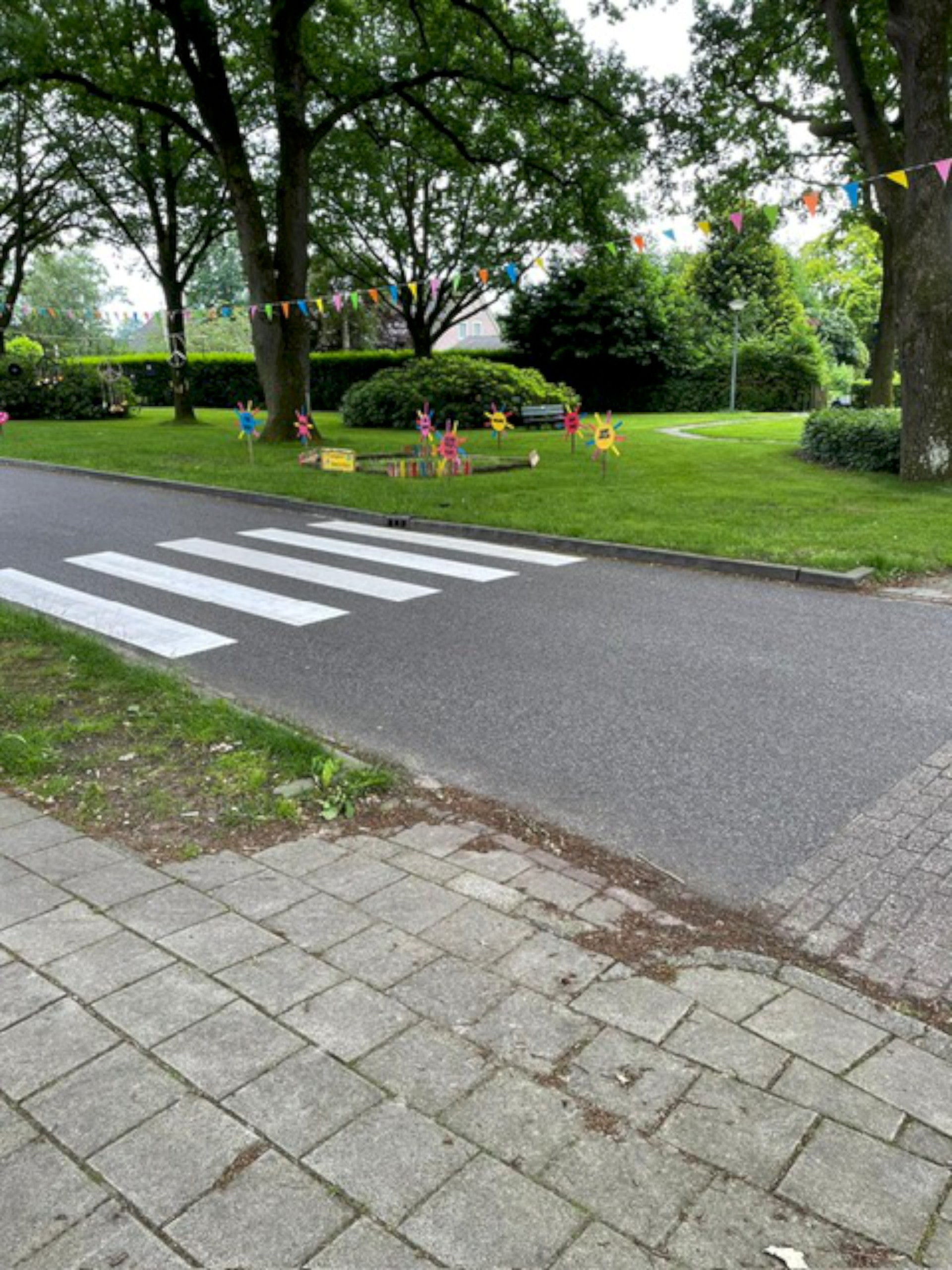 Blunder met belijning? Zebrapad in Hooghalen leidt naar grasveld - RTV ...