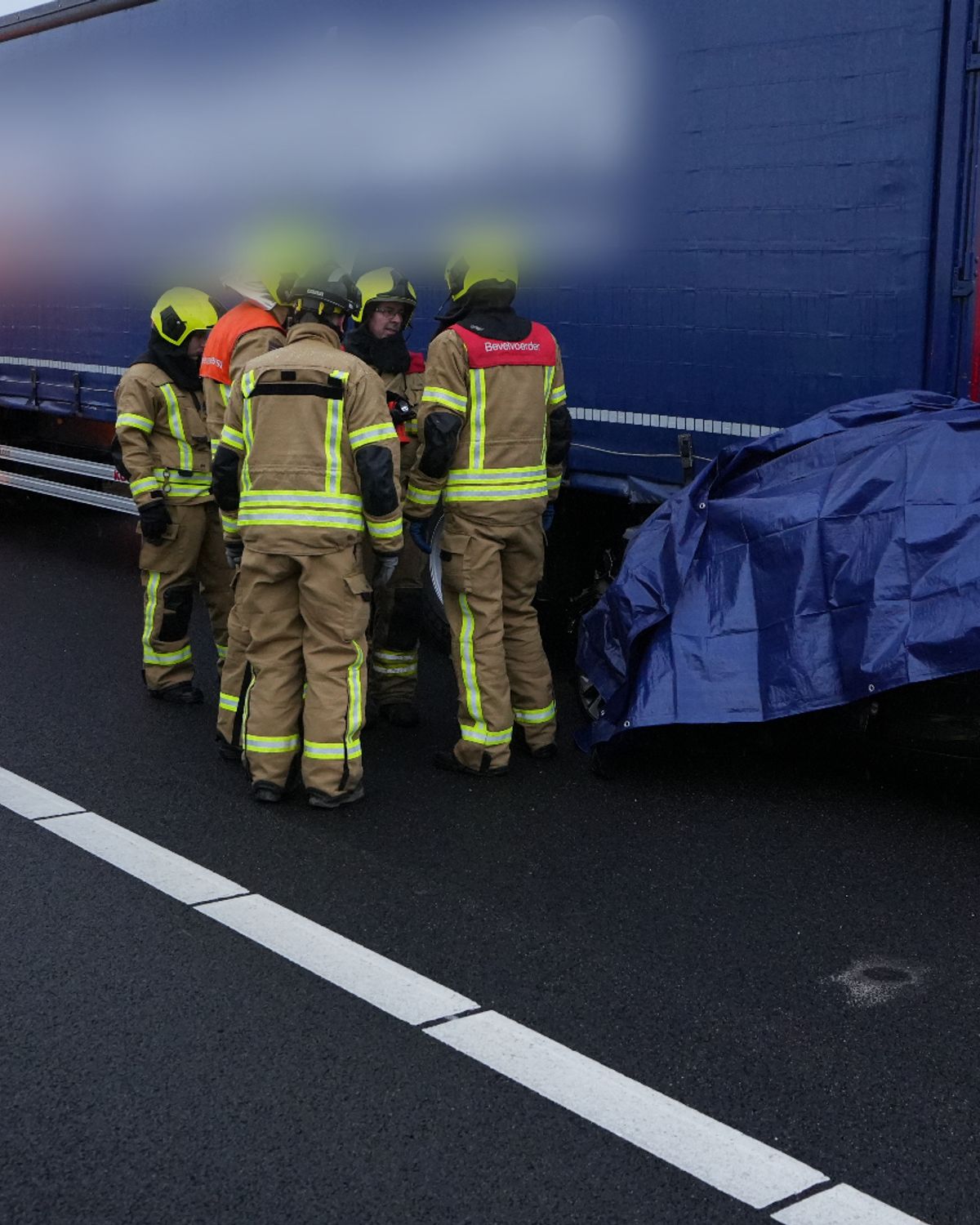 Dode bij ongeluk tussen auto en vrachtwagen, snelweg weer open - Rijnmond