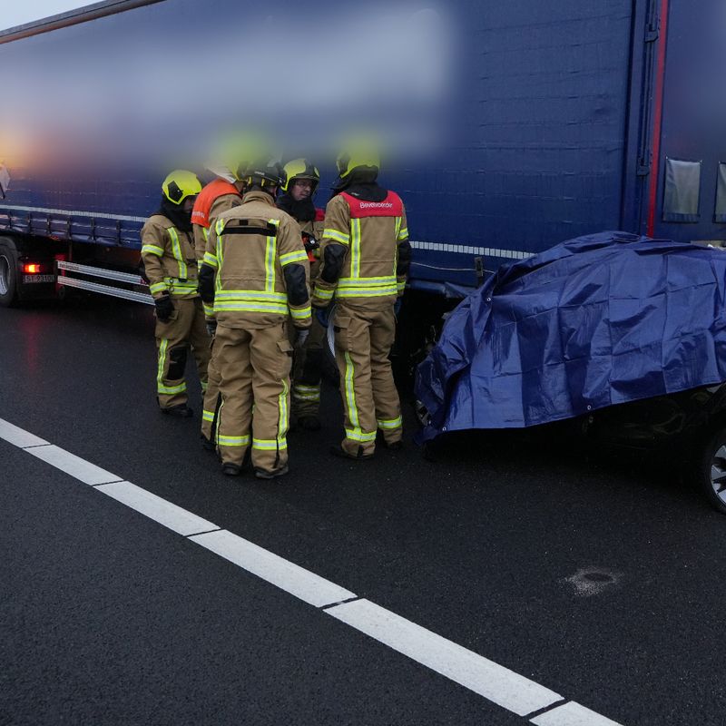 Dode bij ongeluk tussen auto en vrachtwagen, snelweg weer open - Rijnmond