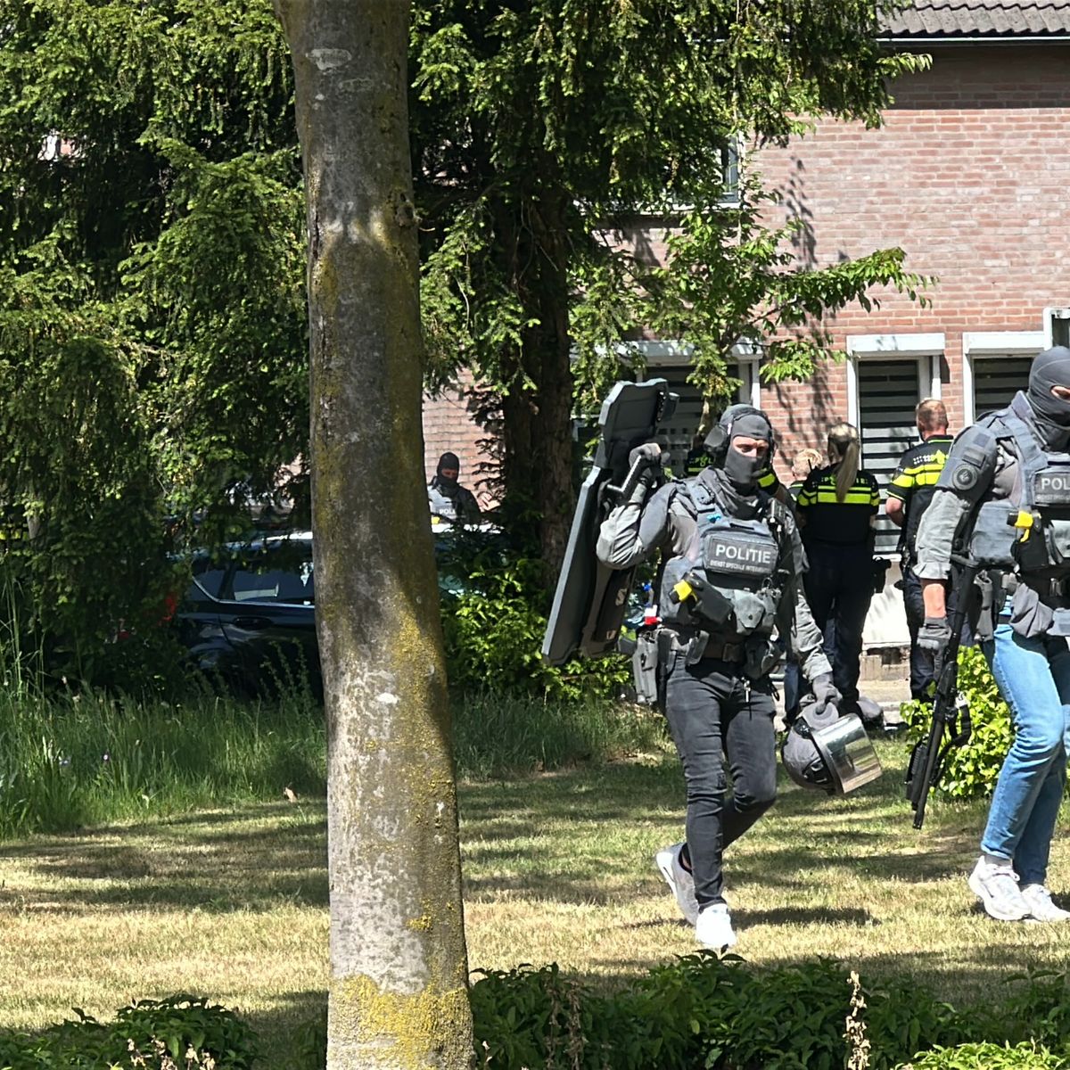 Verwarde man in Venray van het dak af en aangehouden - L1 Nieuws