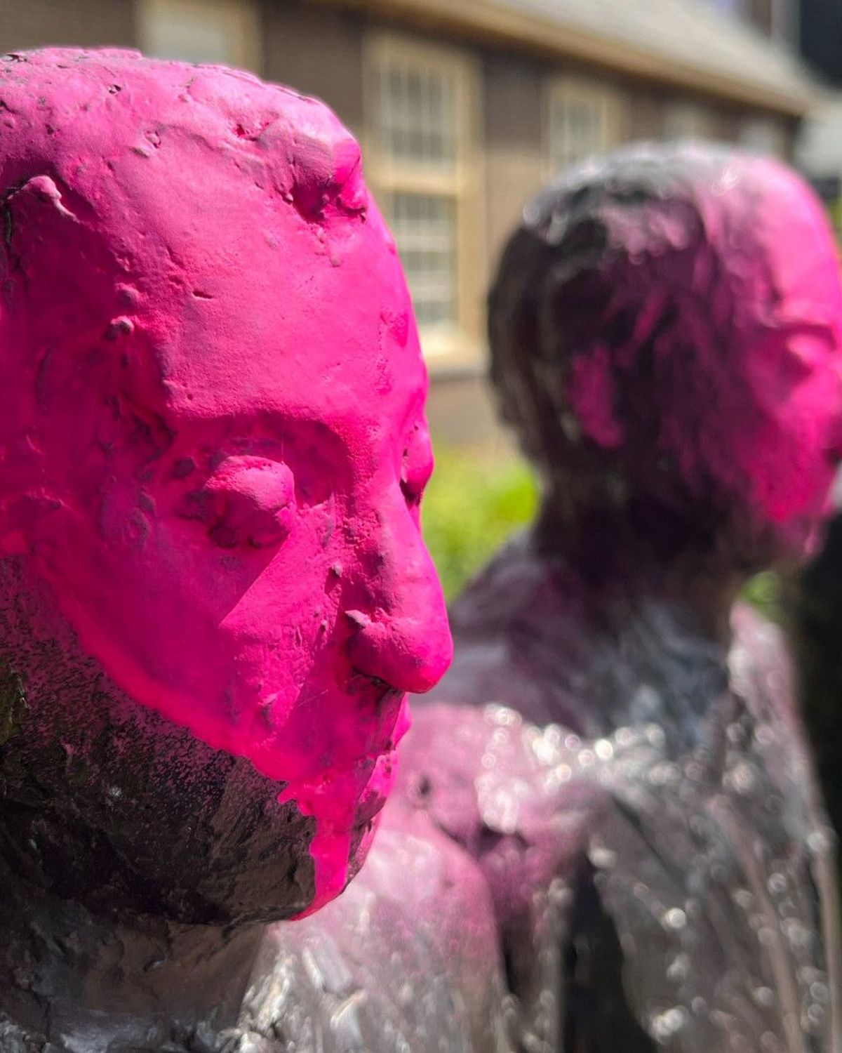 Leids monument weer doelwit van actiegroep: bekladding met paarse verf ...