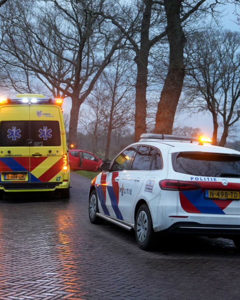 Automobilist rijdt tegen boom en raakt gewond - RTV Drenthe