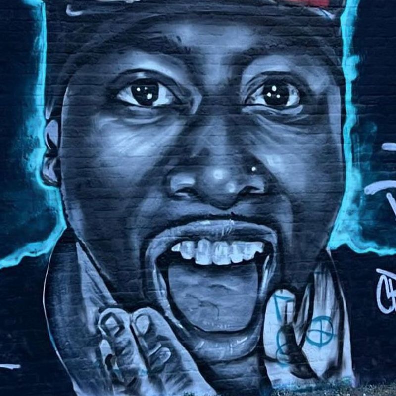 Kunstenaar Ché eert Def Rhymz met muurschildering - Rijnmond