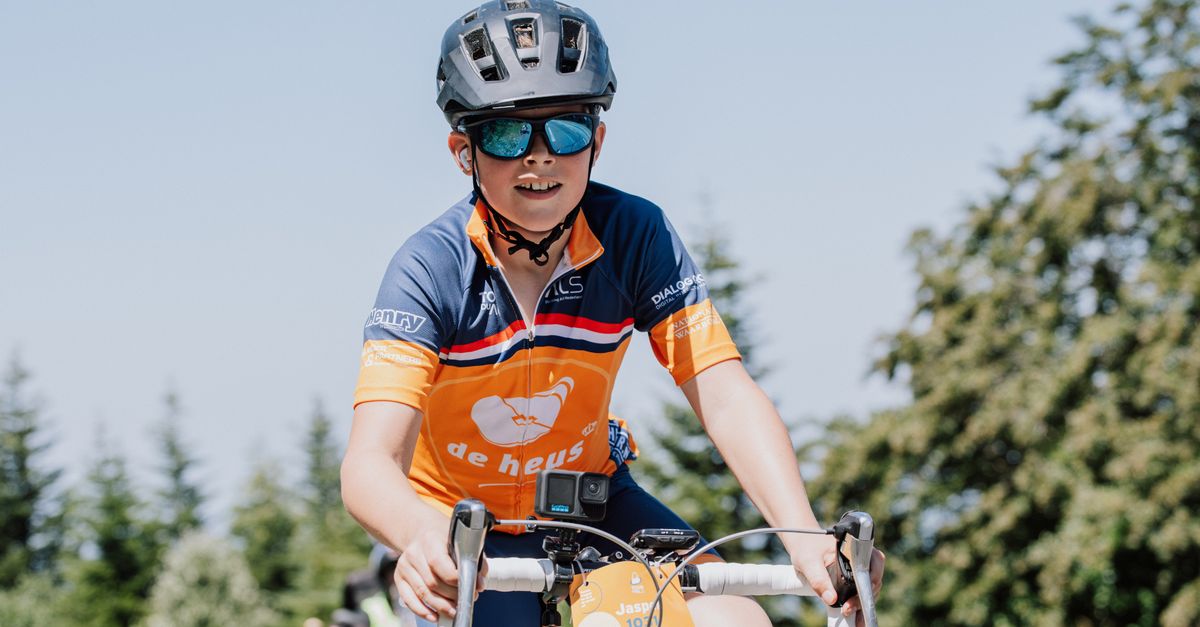 Jasper Bos (12) haalt ondanks val de top van Mont Ventoux in strijd ...