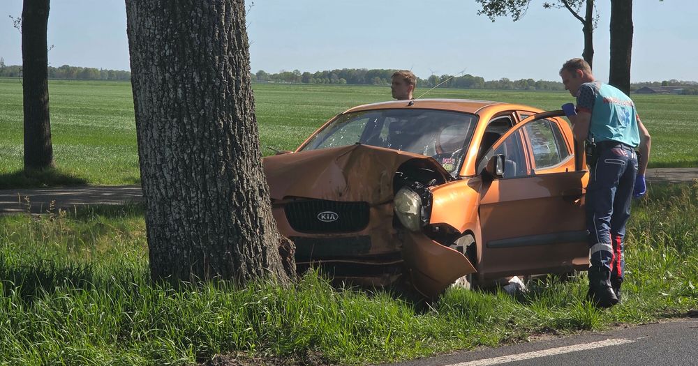Vrouw en kind gewond na botsing tegen boom in Havelte - RTV Drenthe