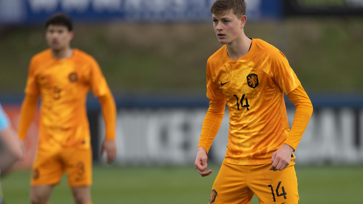 Goesenaar Dies Janse debuteert bij Jong Ajax in het profvoetbal ...