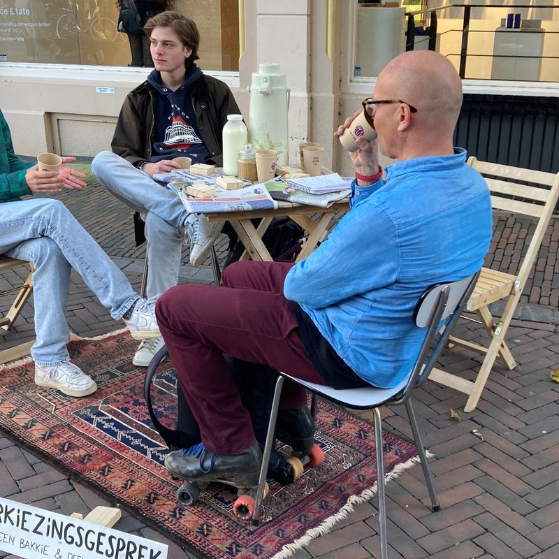 In huiskamer op straat gaat Utrechtse Xander strijd aan met polarisatie ...