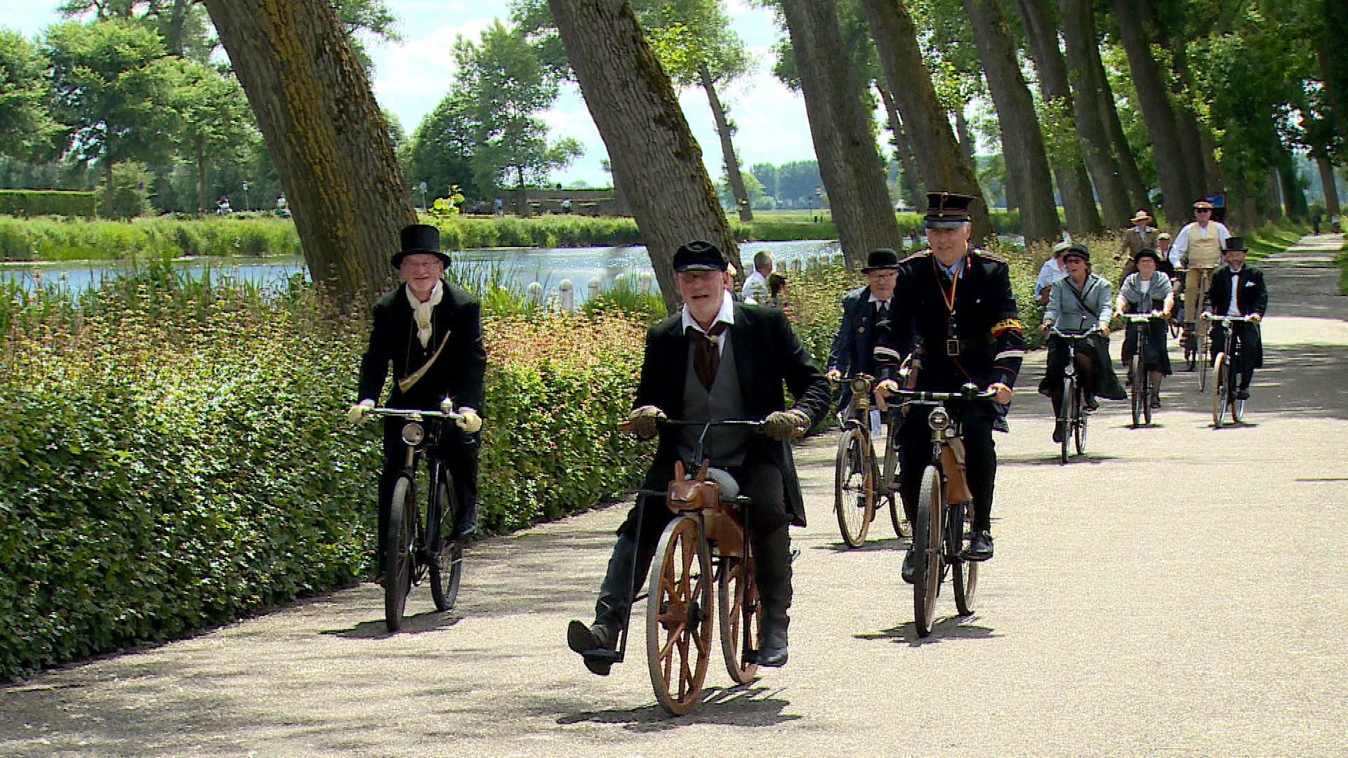 Wereldrecord op fiets uit 1839 gebroken, 'hij gaat zijn billetjes wel ...