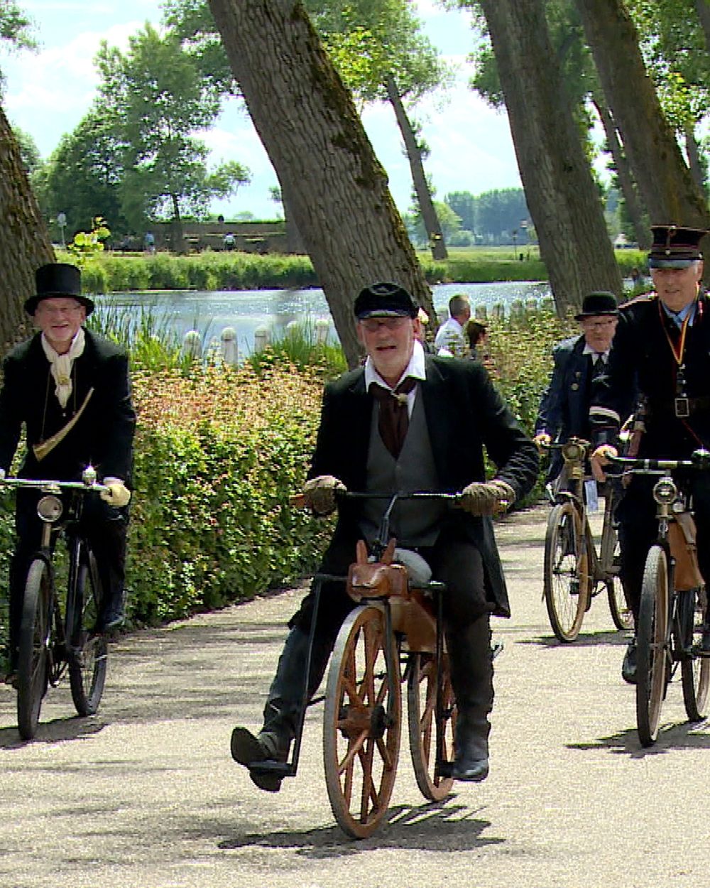 Wereldrecord op fiets uit 1839 gebroken, 'hij gaat zijn billetjes wel ...