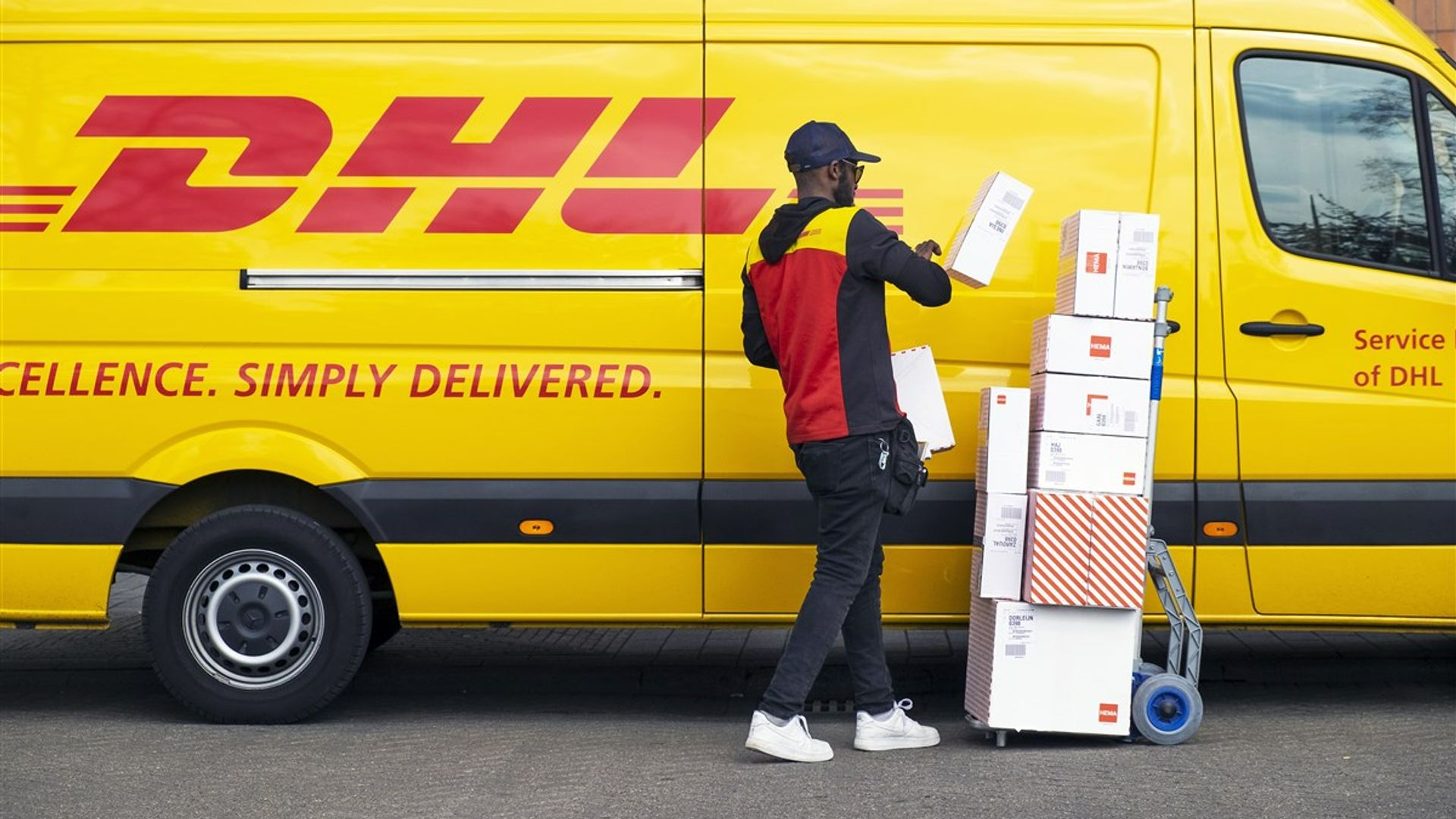 Jonge Twentse DHL-bezorgers krijgen niet alle gewerkte uren uitbetaald ...