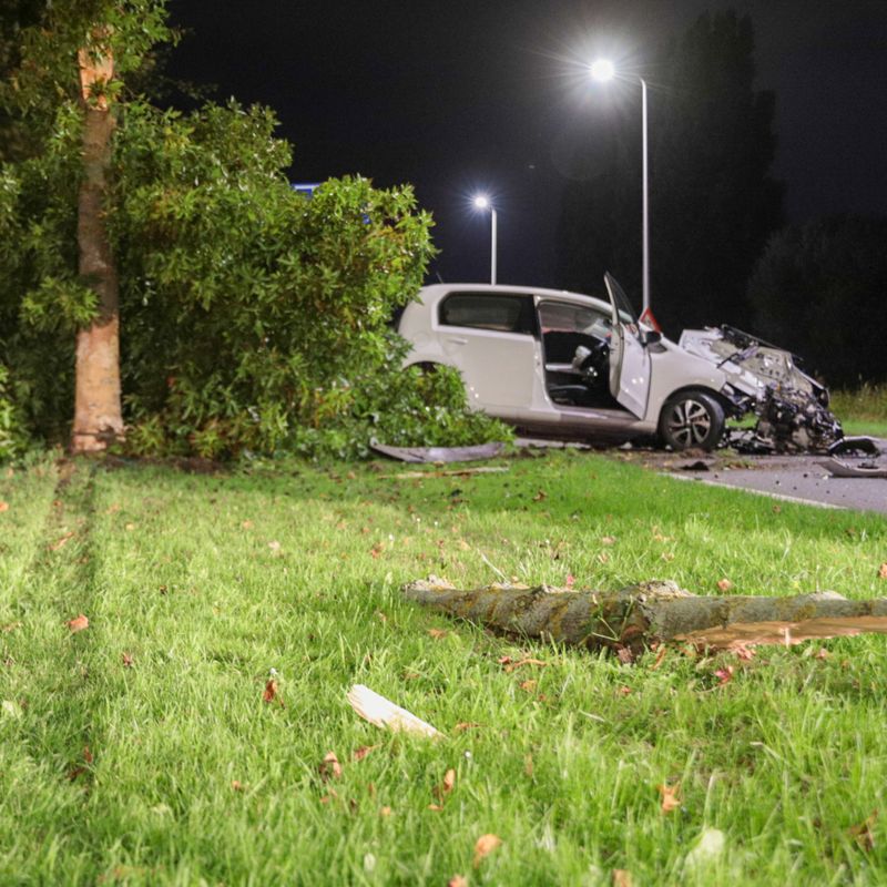 Auto klapt frontaal op boom, beschonken bestuurder naar ziekenhuis - Rijnmond