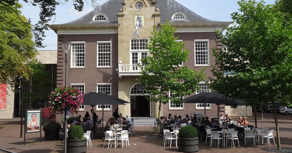 Hoe een boerendorp veranderde in het ‘Laren van het oosten' - Omroep ...