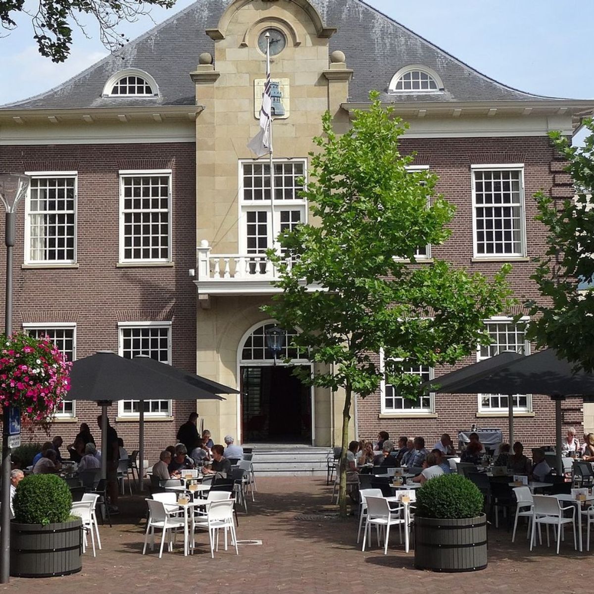 Hoe een boerendorp veranderde in het ‘Laren van het oosten' - Omroep ...