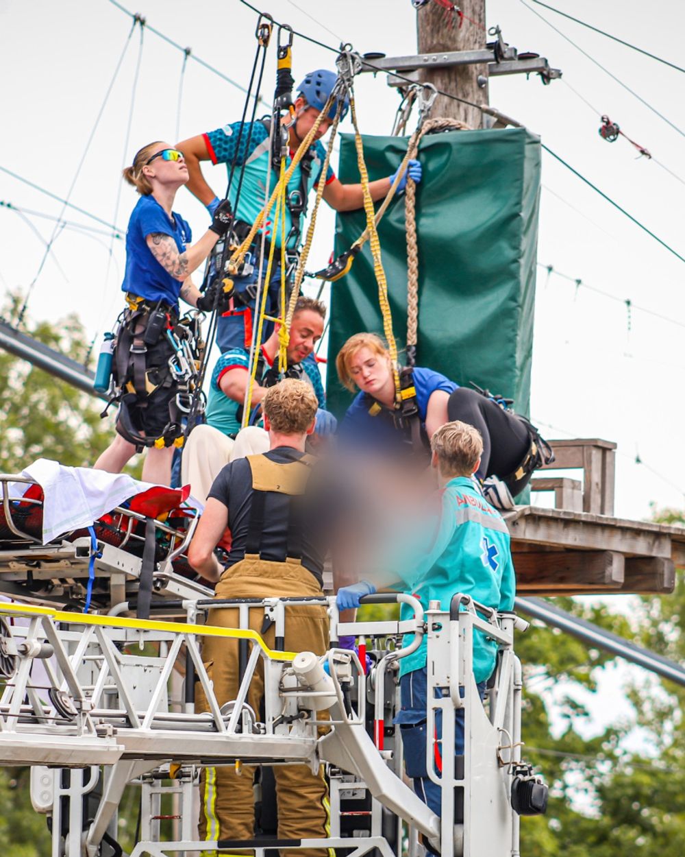 Vrouw (45) gewond na ongeluk met zipline - Rijnmond