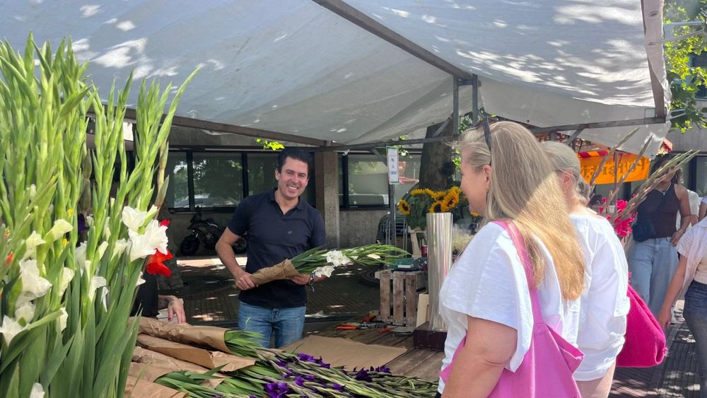 Gladiolen vliegen over de toonbank op slotdag Vierdaagse: ‘Het is ieder jaar weer een feestje ...