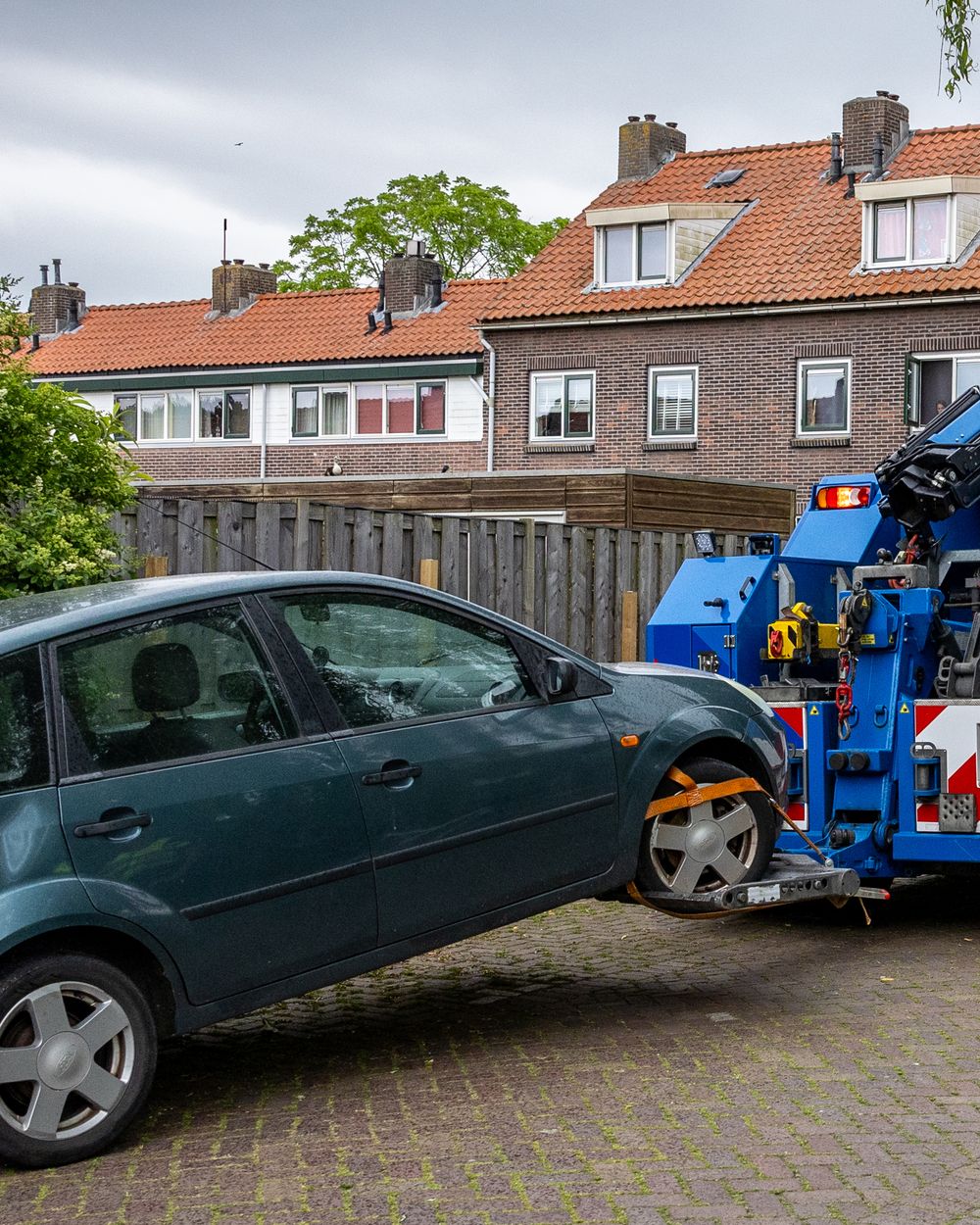 Politie haalt vernielde auto Vlaardingse pleegouders weg; stalen platen voor ramen en deuren ...